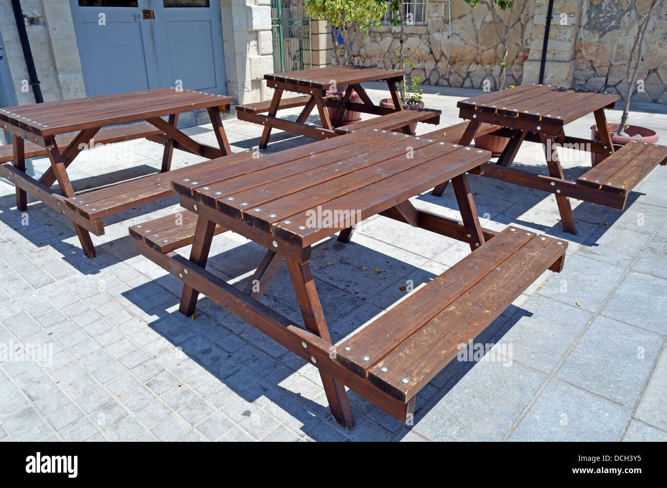 Garden table lawn chairs hi-res stock photography and images - Alamy