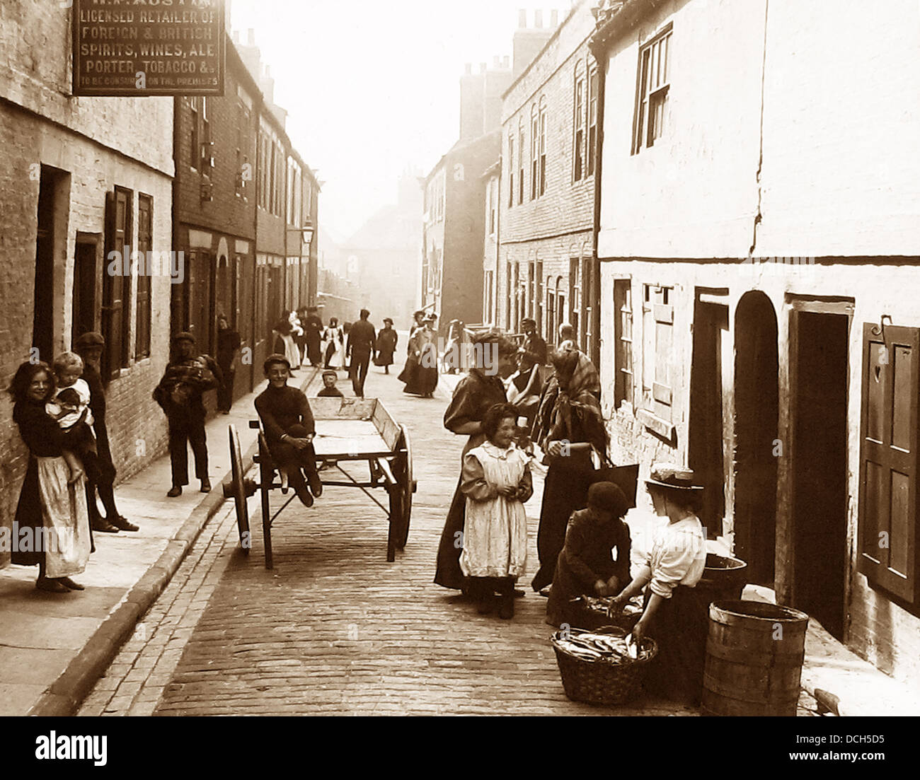 Street child girl victorian hi-res stock photography and images - Alamy
