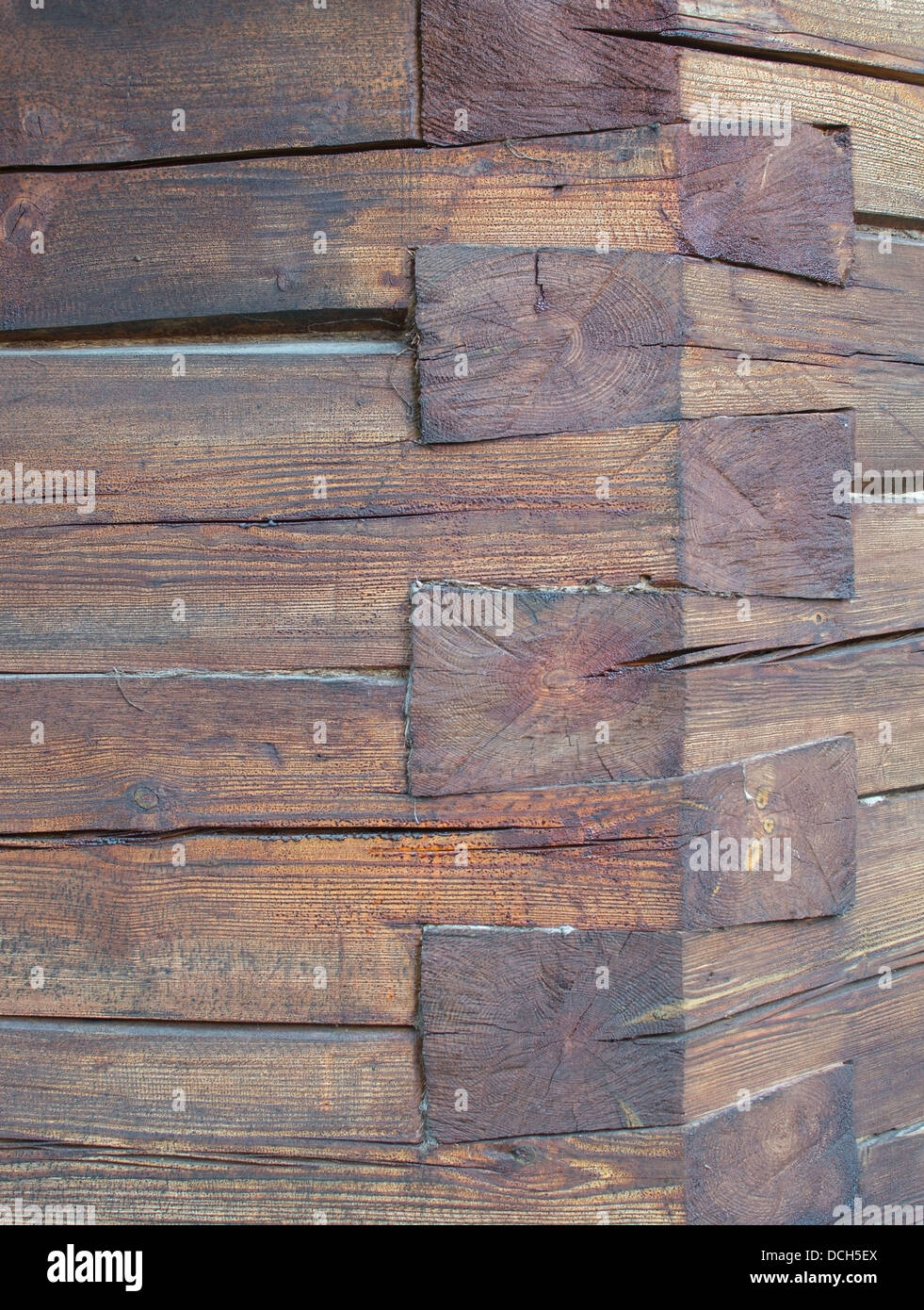 Knotted timber corner on a log house, detail Stock Photo - Alamy