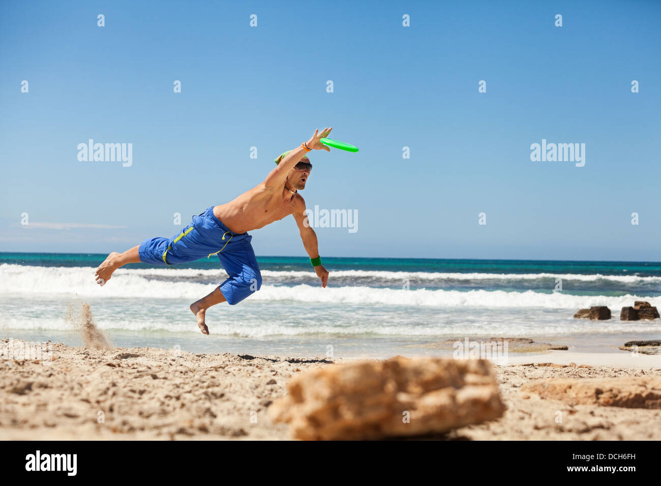 Man throwing frisbee beach hi-res stock photography and images - Alamy