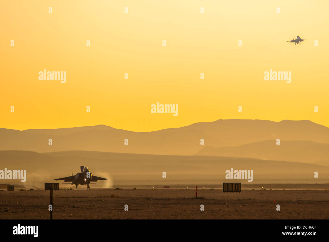 Desert jet fighter hi-res stock photography and images - Alamy