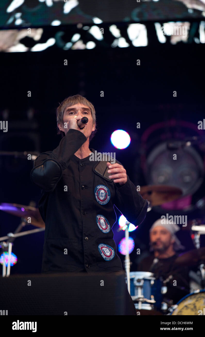 The Stone Roses (Ian Brown, John Squire, Reni, Mani) perform live in ...