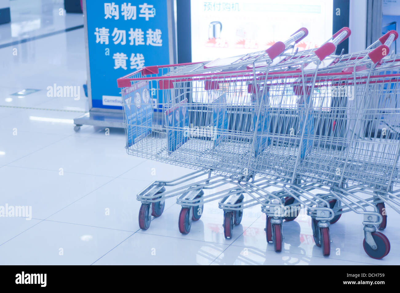 Mall cart hi-res stock photography and images - Alamy