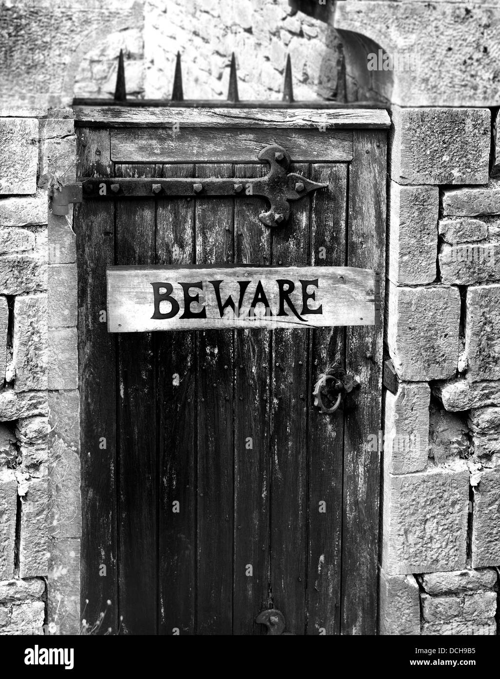 Dungeon wooden door hi-res stock photography and images - Alamy