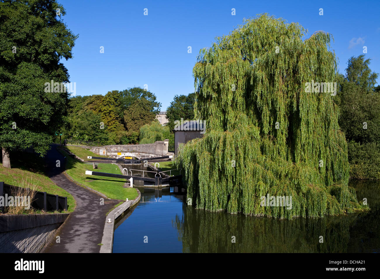 River flowing through cities hi-res stock photography and images - Alamy