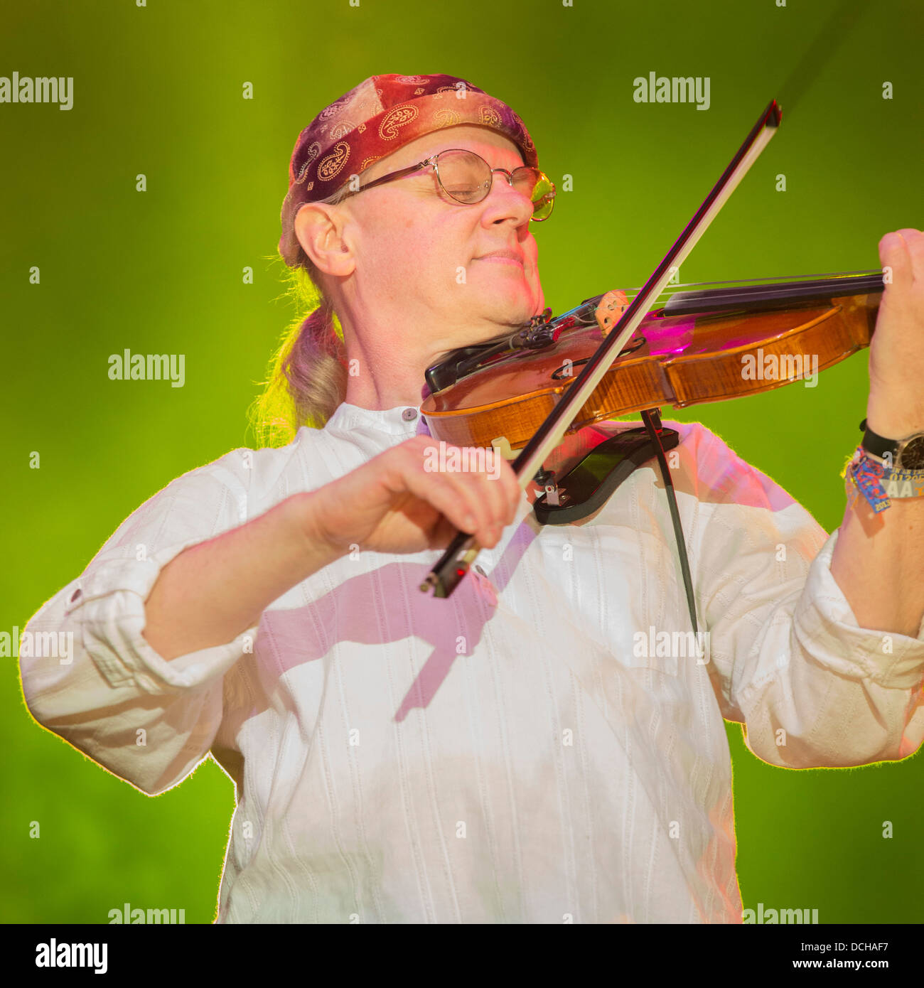Violin sing singer play music hi-res stock photography and images - Alamy