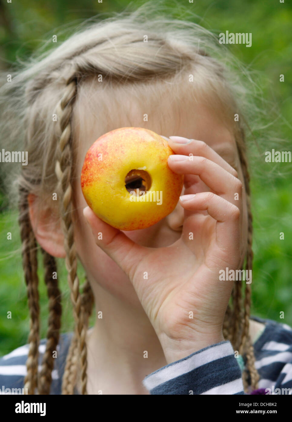 Mädchen mit apfel hi-res stock photography and images - Alamy