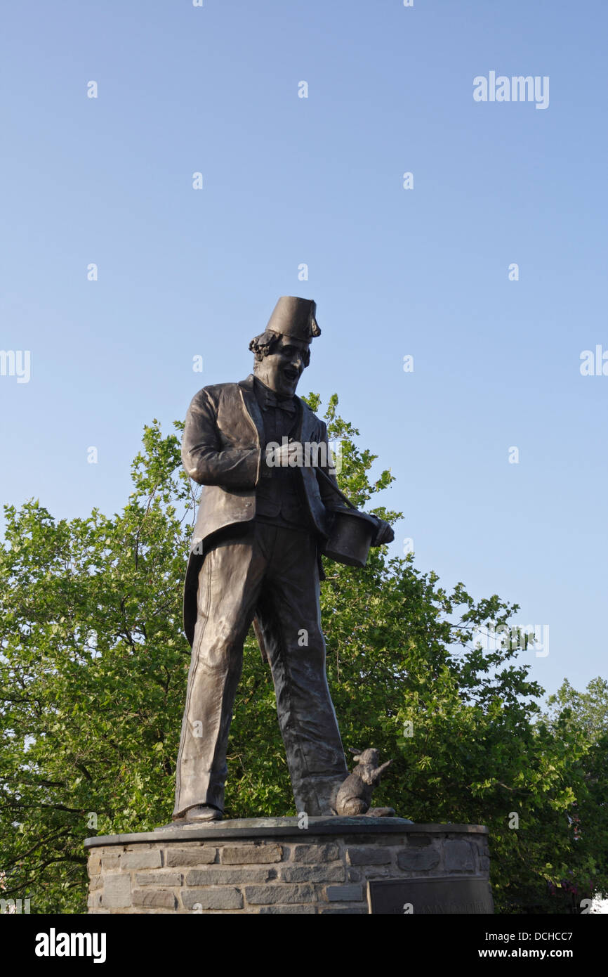 Statue of the magician / entertainer Tommy Cooper in Caerphilly Stock ...