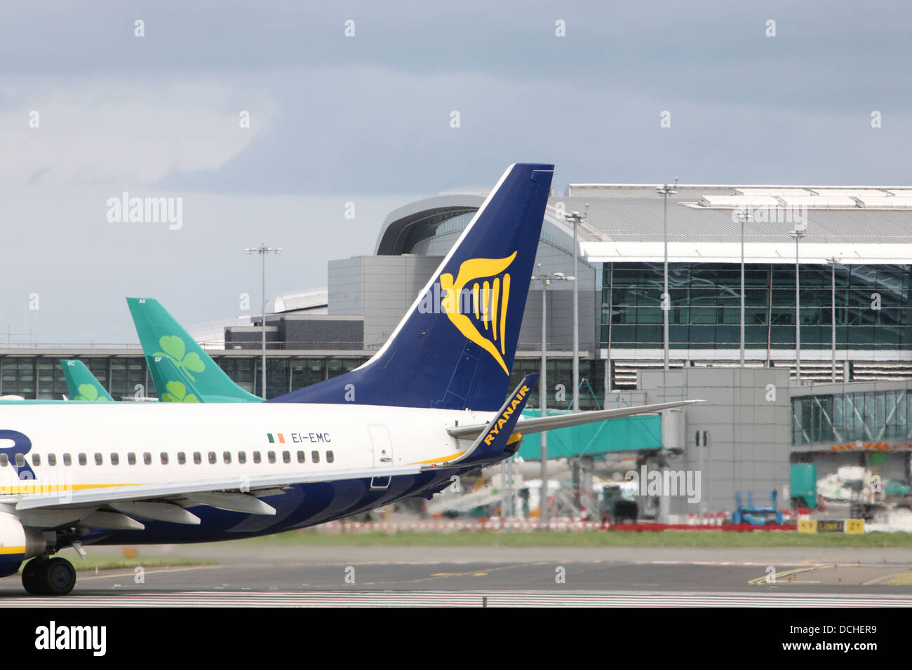Ryanair commercial passenger jet dublin hi-res stock photography and ...