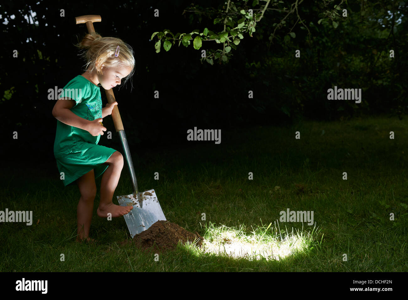 Child digging hi-res stock photography and images - Alamy