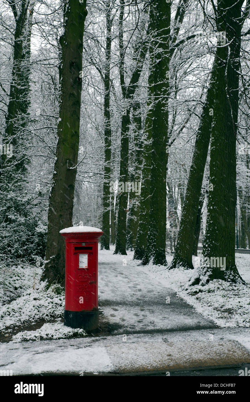 Red pillar box hi-res stock photography and images - Alamy