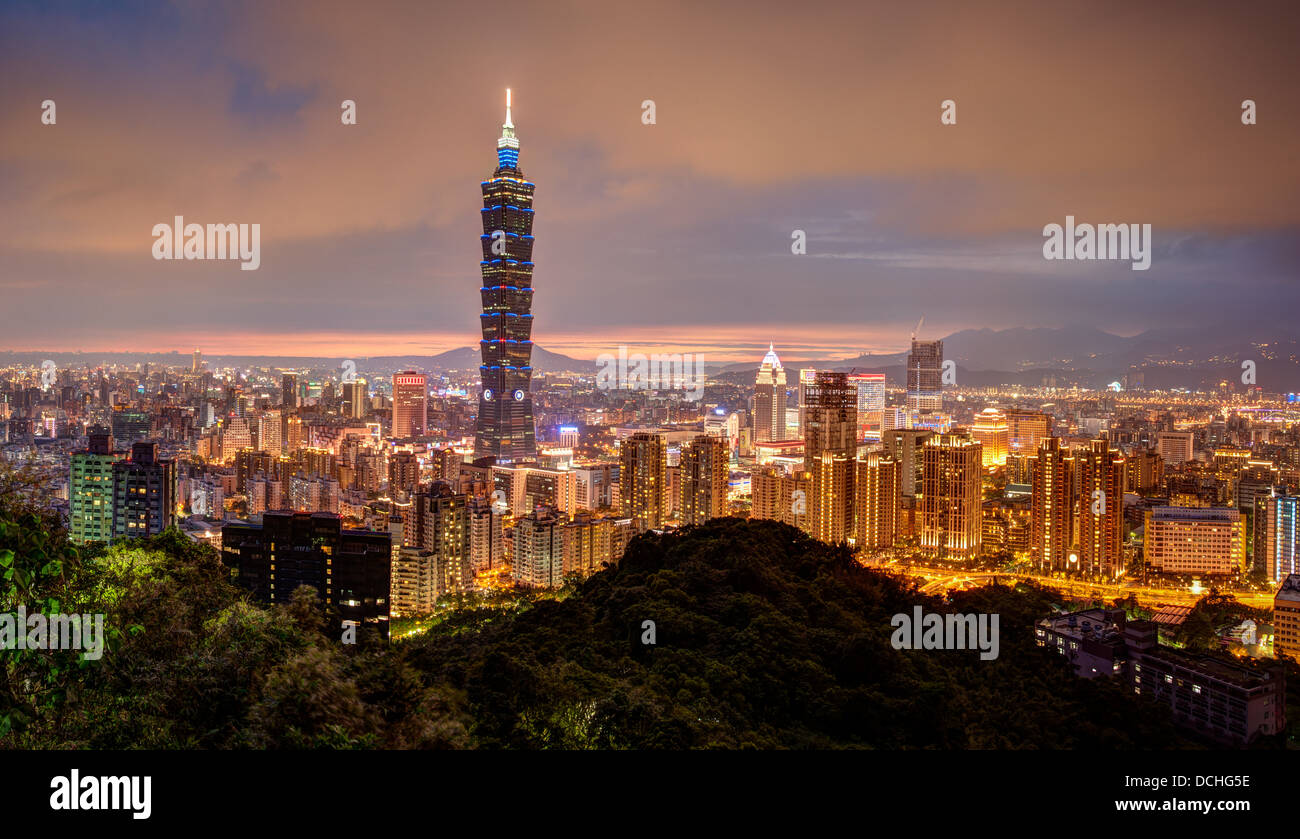 Taipei skyline at night hi-res stock photography and images - Alamy