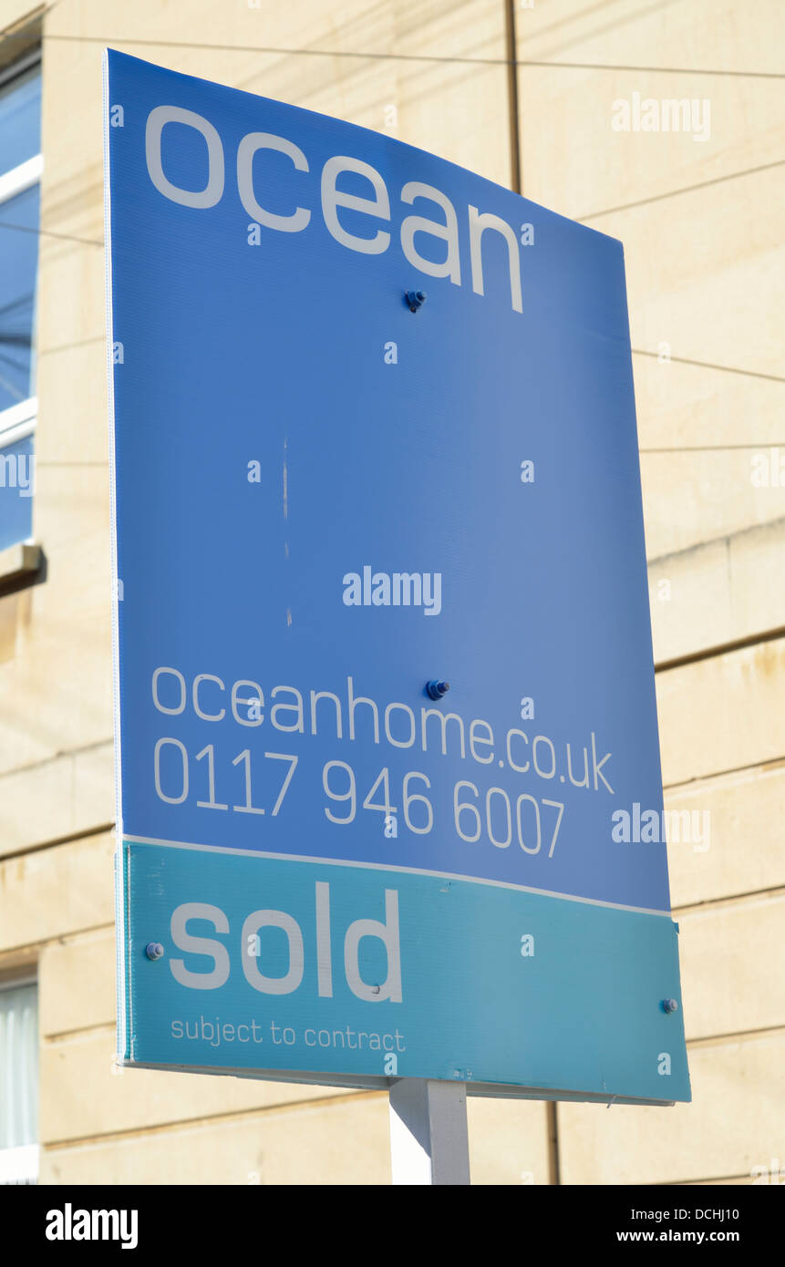 Uk house sold sign hi-res stock photography and images - Alamy