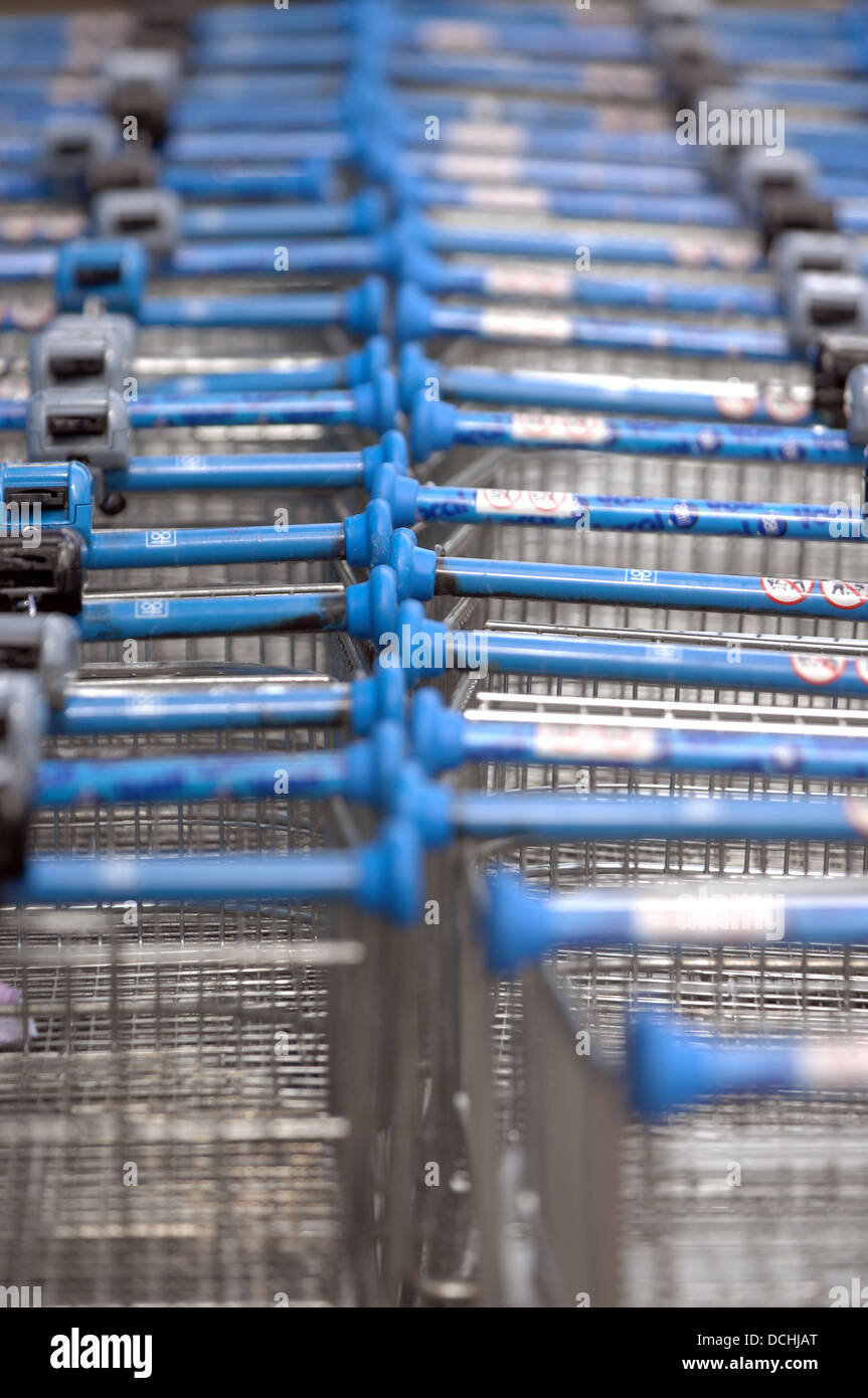 Shoppers basket trolley hi-res stock photography and images - Alamy