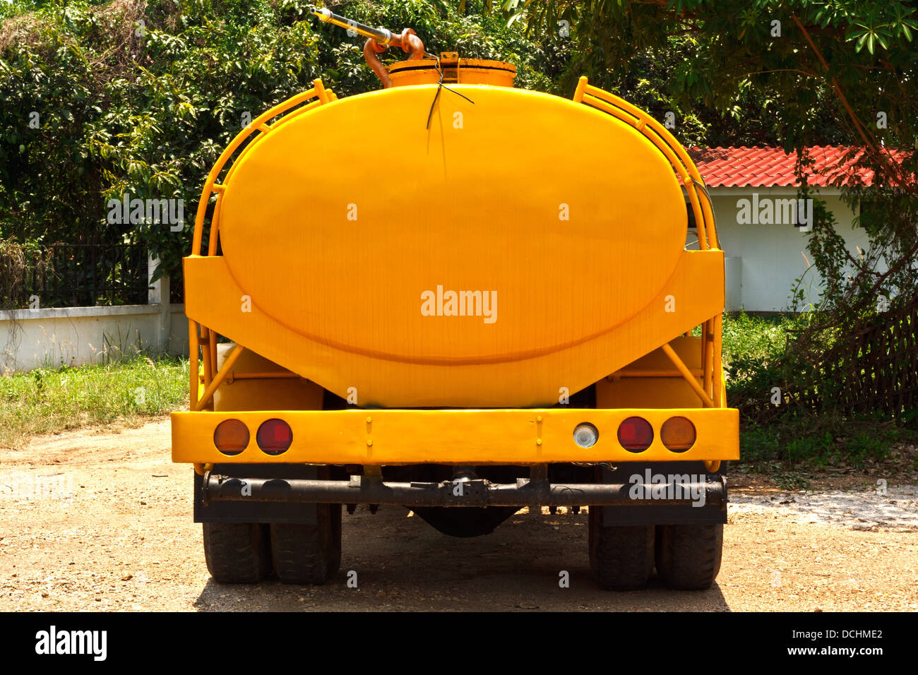 Yellow truck hi-res stock photography and images - Alamy