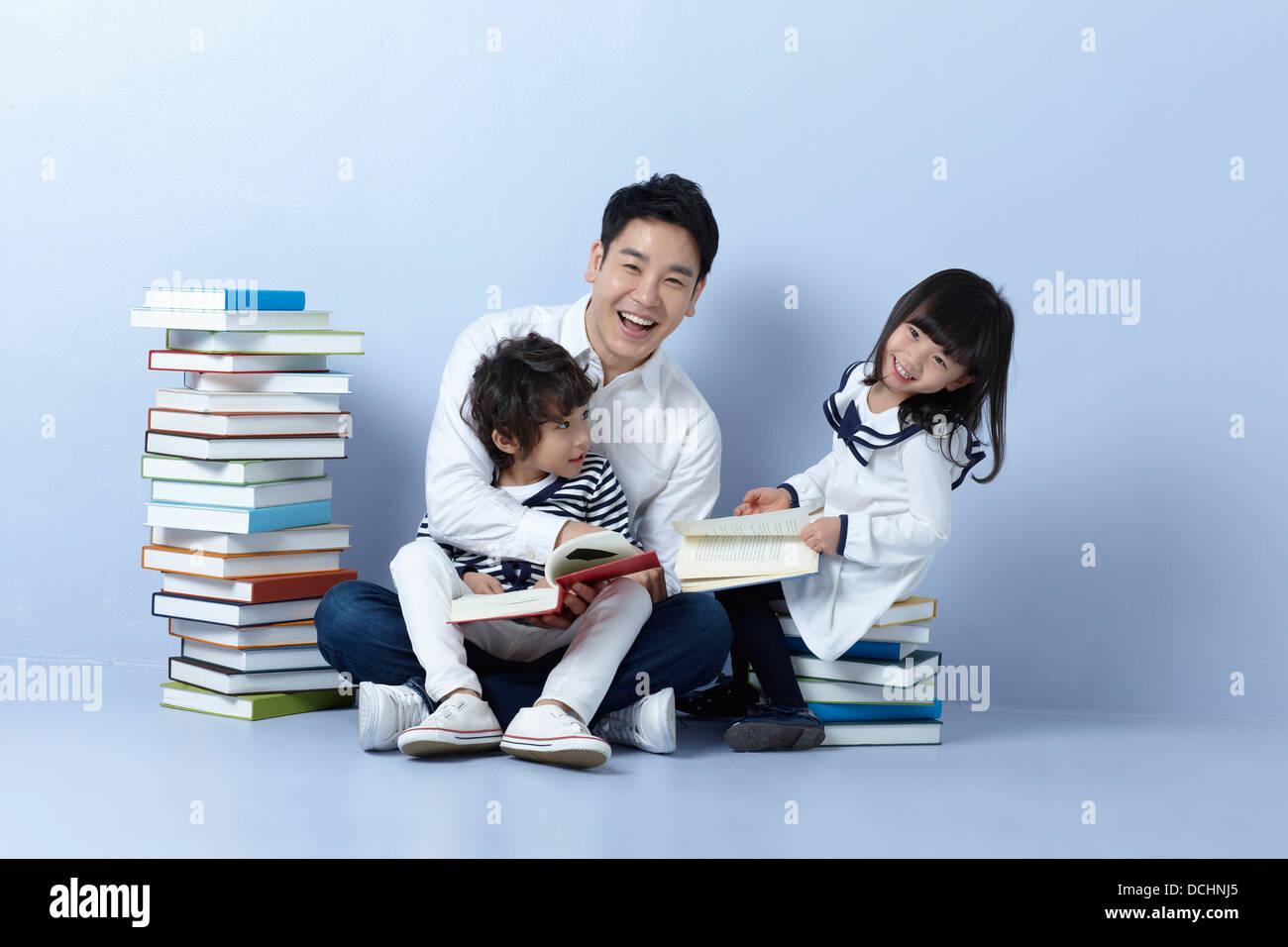 a father reading books with his kids Stock Photo - Alamy