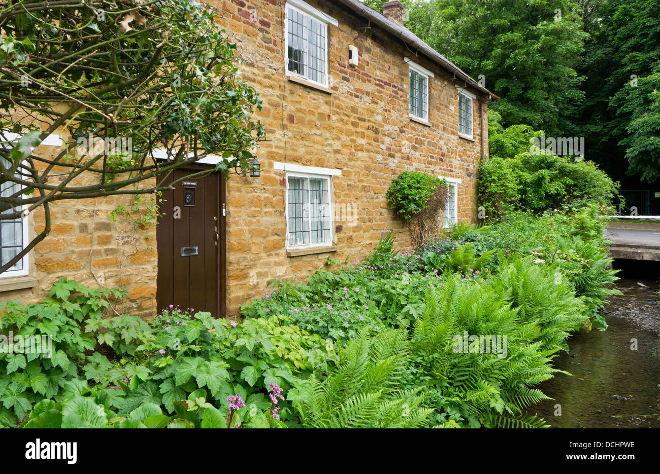 Old stone cottages hi-res stock photography and images - Alamy