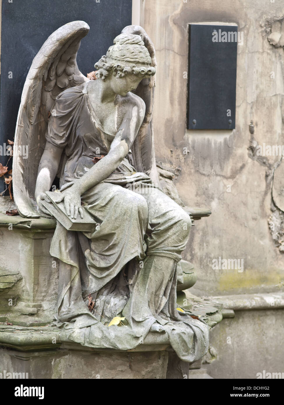 Black angel monument hi-res stock photography and images - Alamy