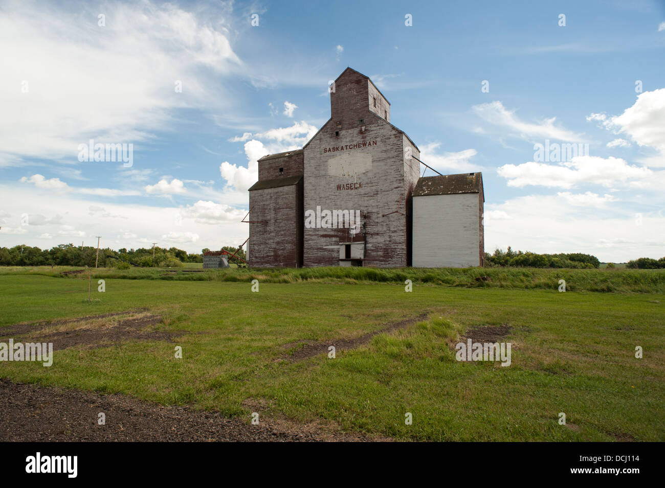 Landscape grain elevator field hi-res stock photography and images - Alamy