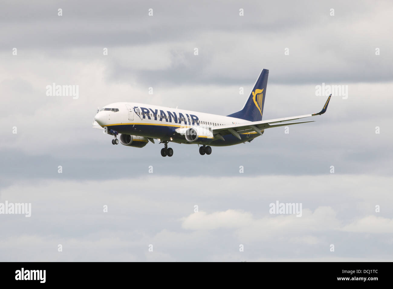 Ryanair commercial passenger jet dublin hi-res stock photography and ...