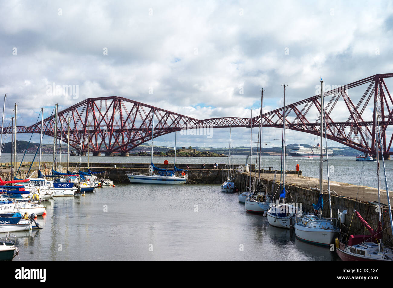 Great Britain, Scotland, Lothian area, the Forth Rail Bridge seen from ...
