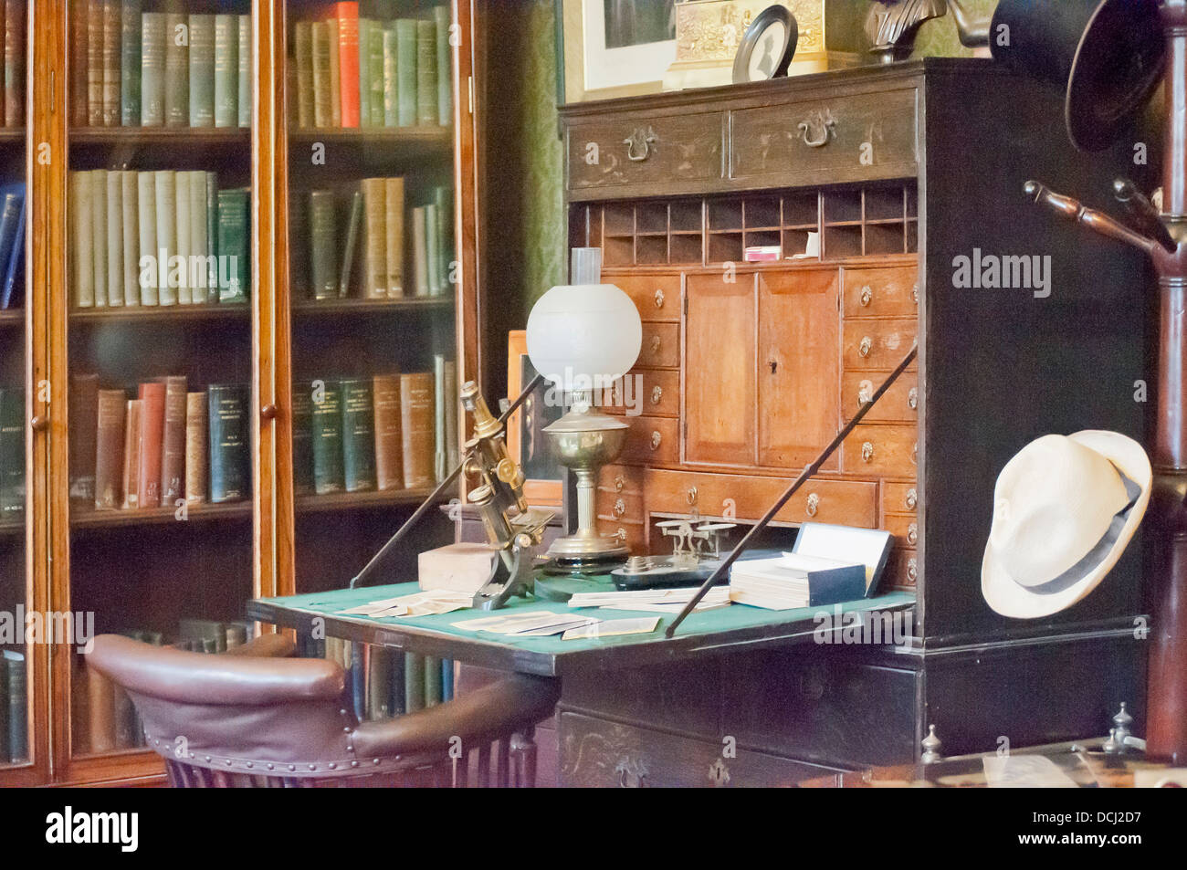 Victorian library hi-res stock photography and images - Alamy