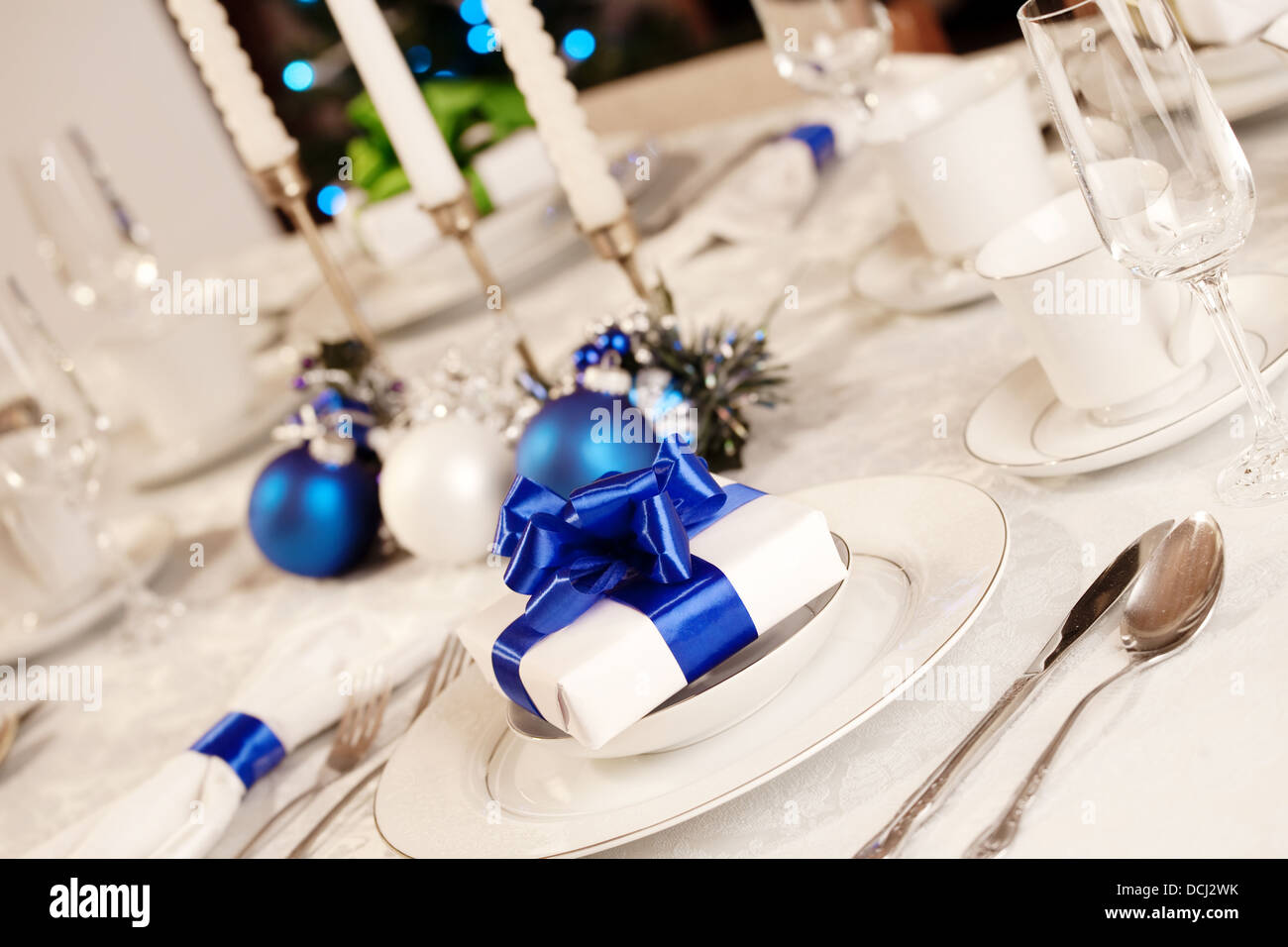 Elegant blue and white Christmas table setting Stock Photo - Alamy