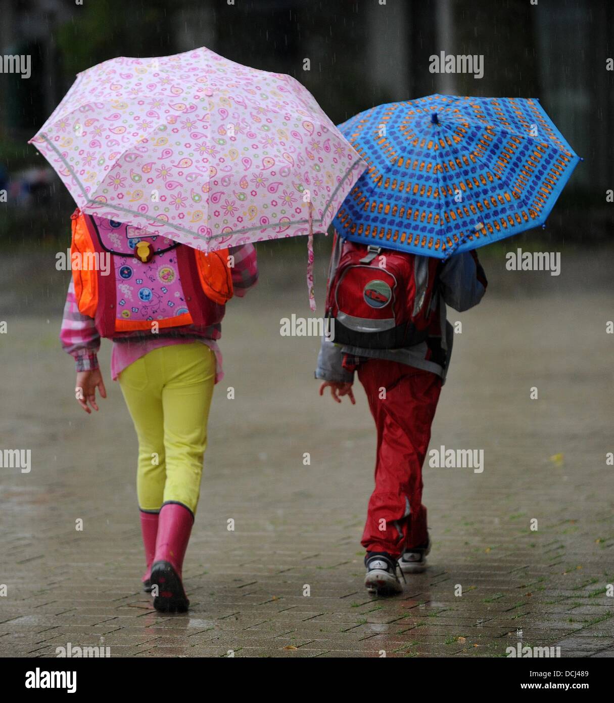 School in the rain hi-res stock photography and images - Alamy
