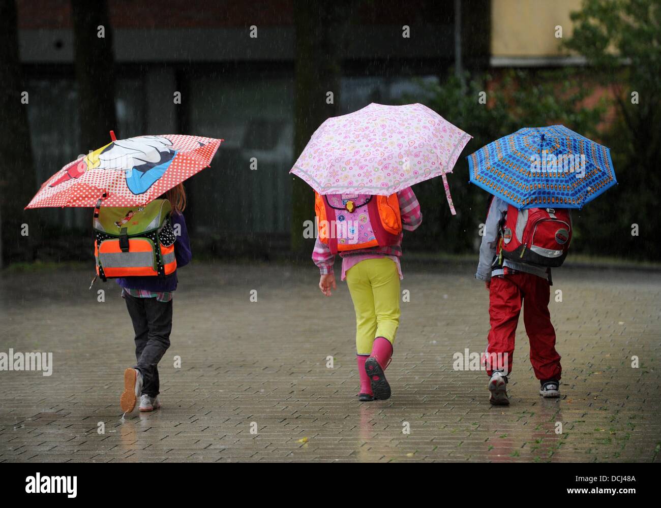 School in the rain hi-res stock photography and images - Alamy