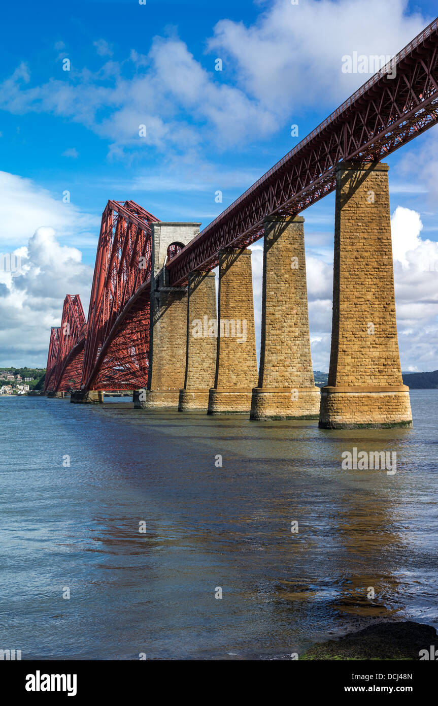 Great Britain, Scotland, Lothian area, the Forth Rail Bridge seen from ...