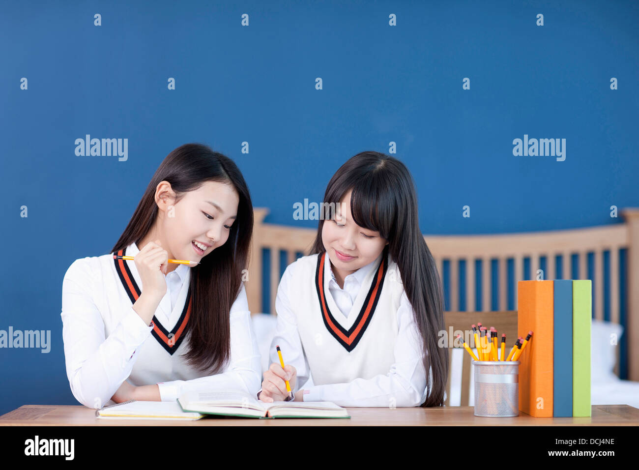 Two asian teens studying hi-res stock photography and images - Alamy