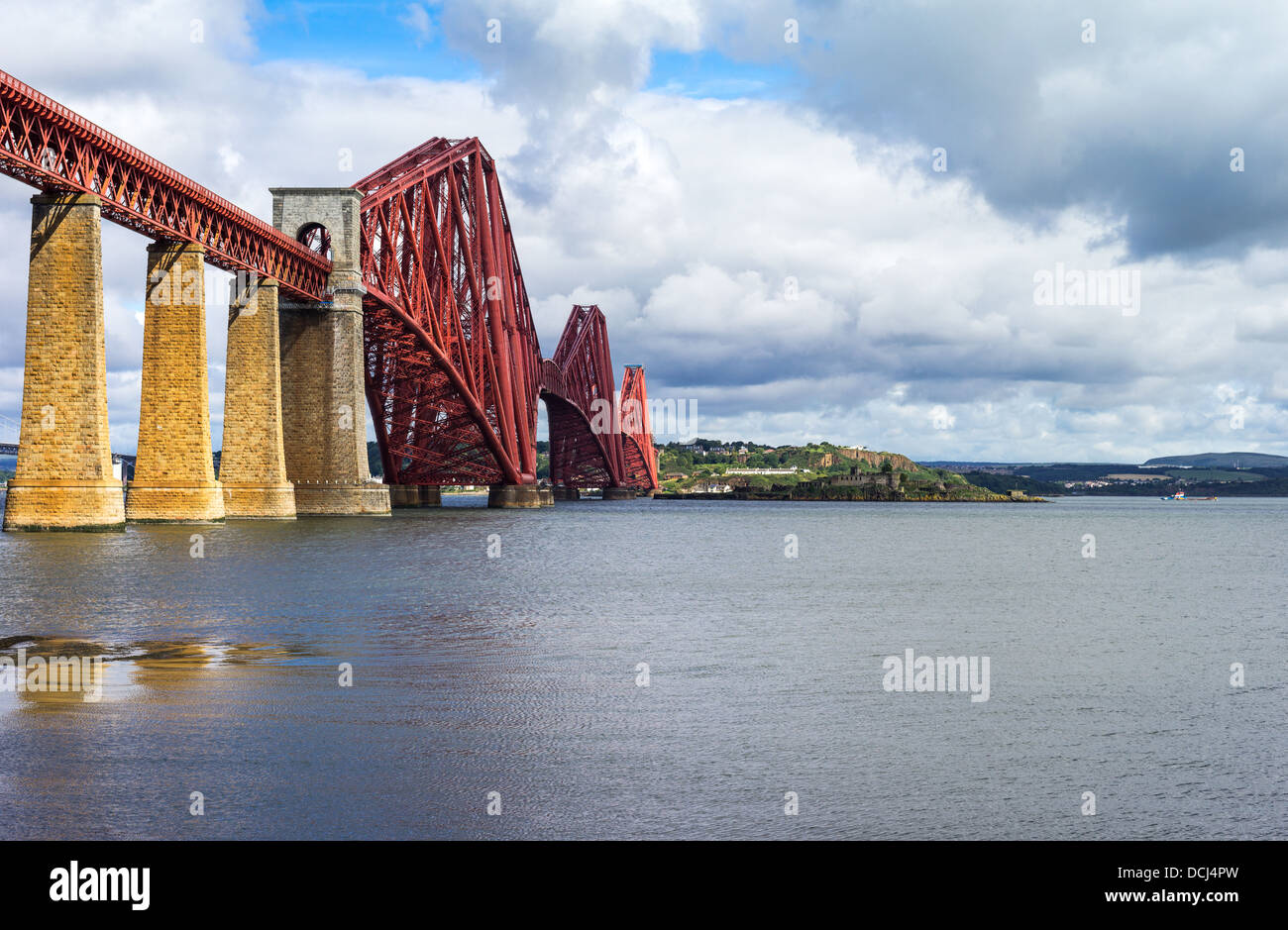 Great Britain, Scotland, Lothian area, the Forth Rail Bridge seen from ...
