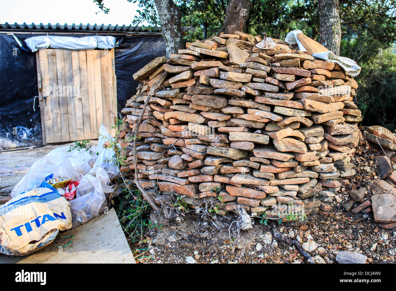 Pile bricks hi-res stock photography and images - Alamy