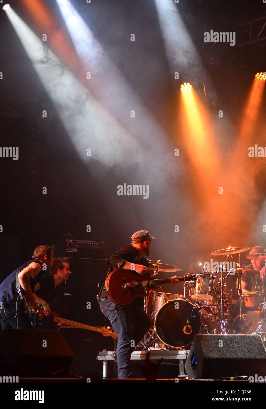 Ryan sheridan solo singer guitarist hi-res stock photography and images ...