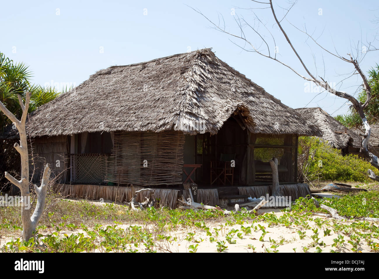 Tanzania straw hut hi-res stock photography and images - Alamy