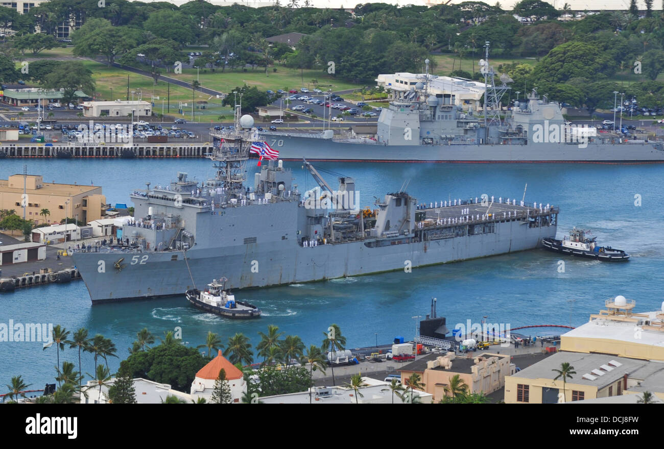 The amphibious dock landing ship USS Pearl Harbor (LSD 52) arrives in ...
