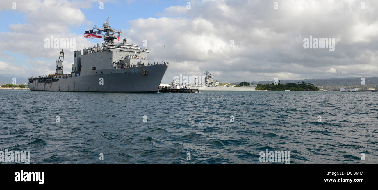 Amphibious dock landing ship uss pearl harbor lsd 52 hi-res stock ...