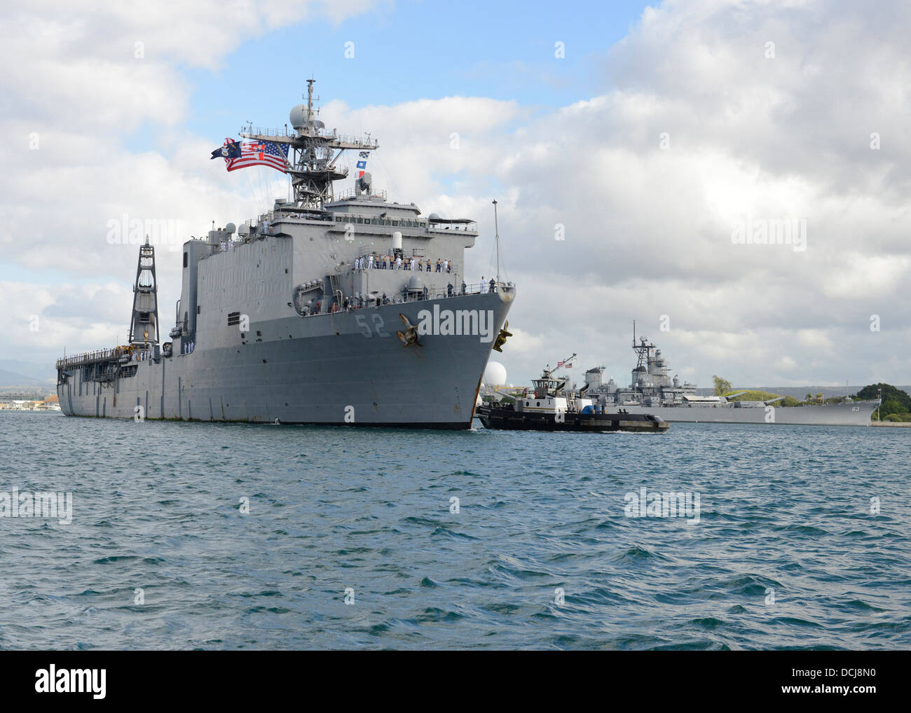 Amphibious dock landing ship uss pearl harbor lsd 52 hi-res stock ...