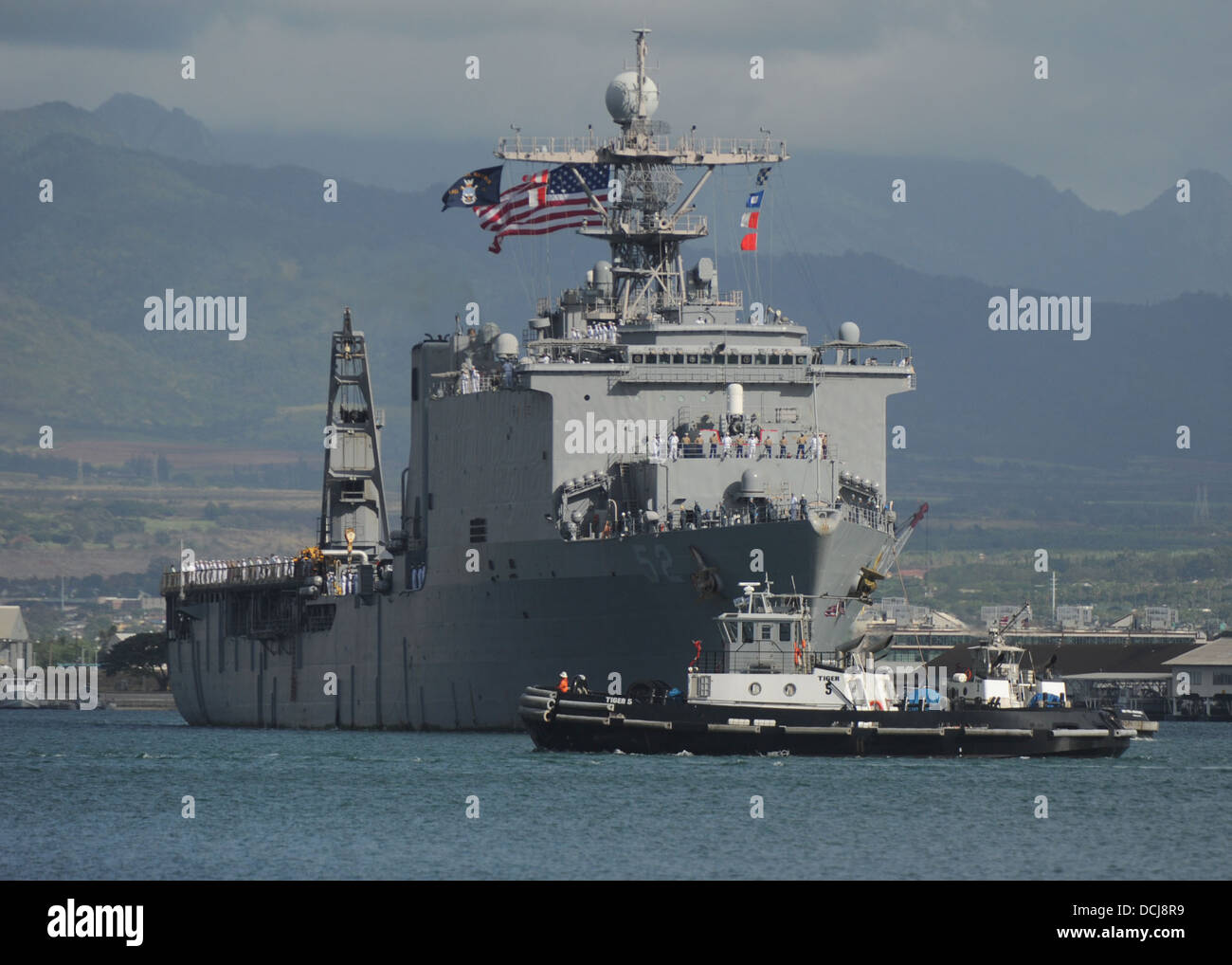 The amphibious dock landing ship USS Pearl Harbor (LSD 52) arrives in ...