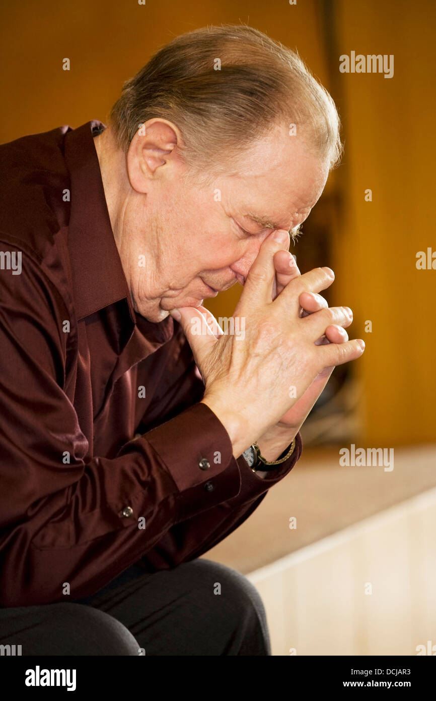Man alone in church praying hi-res stock photography and images - Alamy