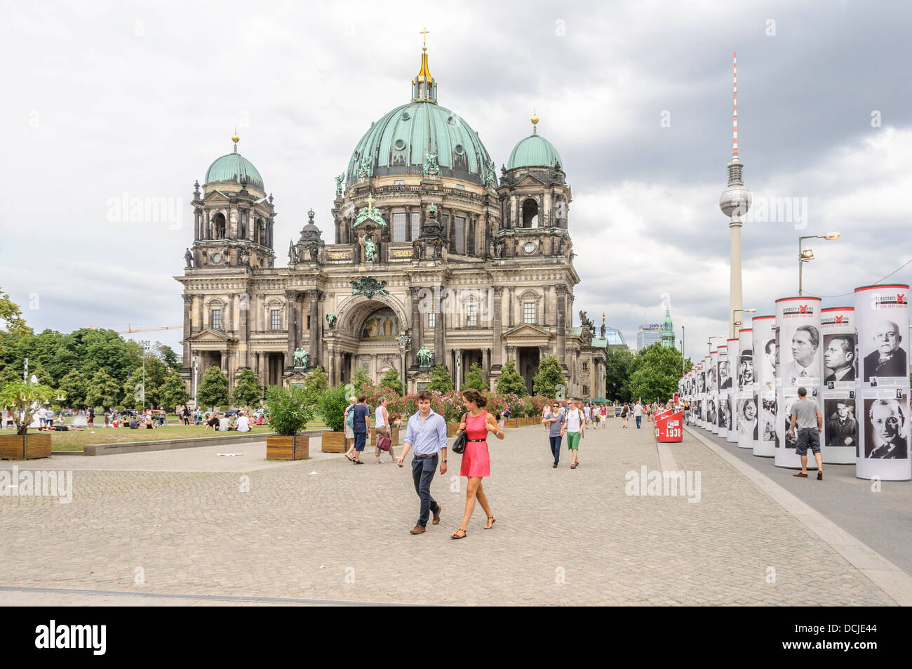 Young people and tourist enjoying summer in the city at the Berlin ...