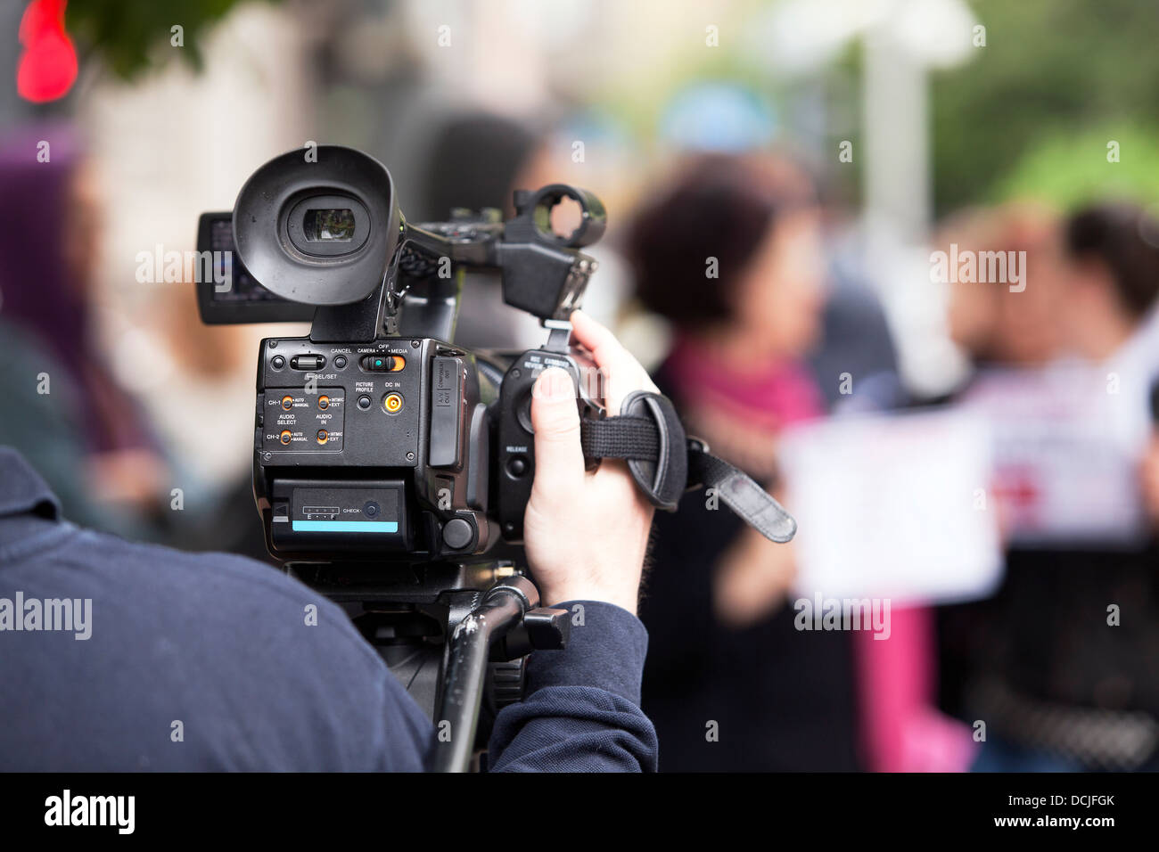 Camerman video camera people hand hi-res stock photography and images ...