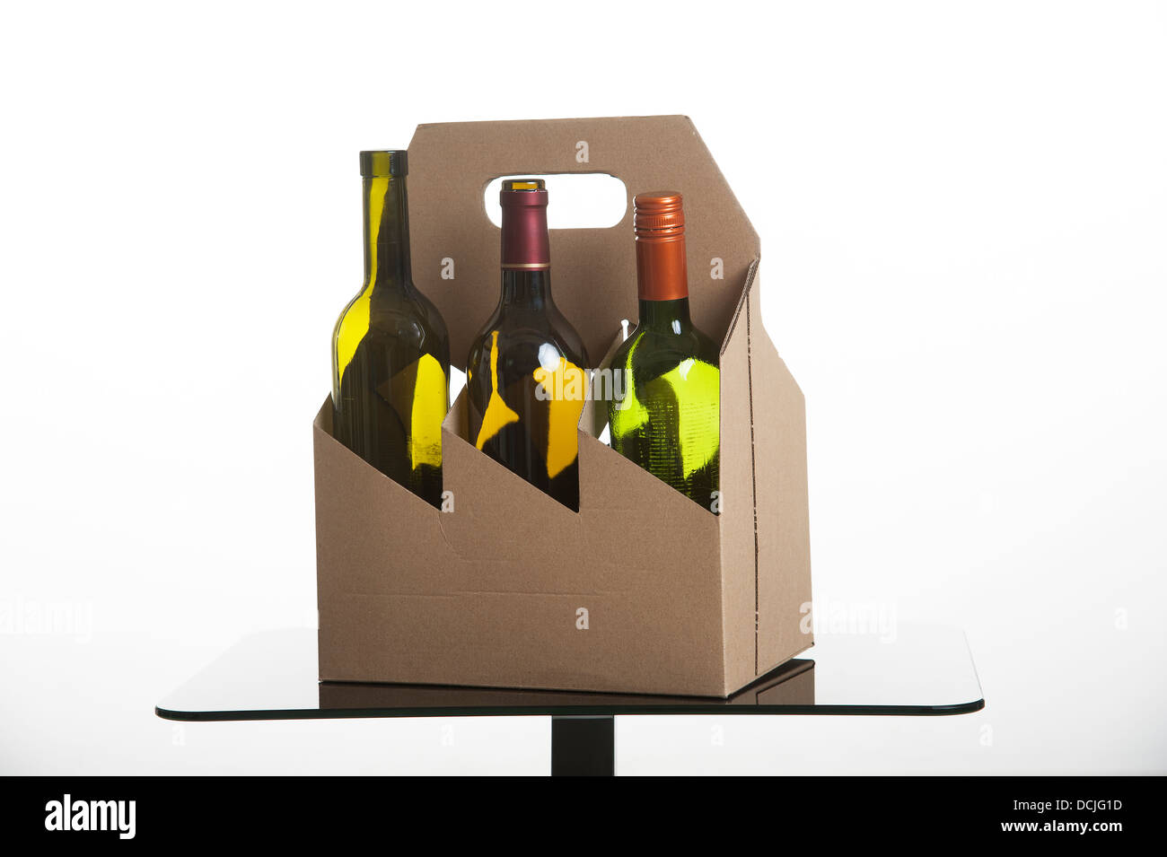 Wine bottle carrier made from recycled cardboard Stock Photo - Alamy