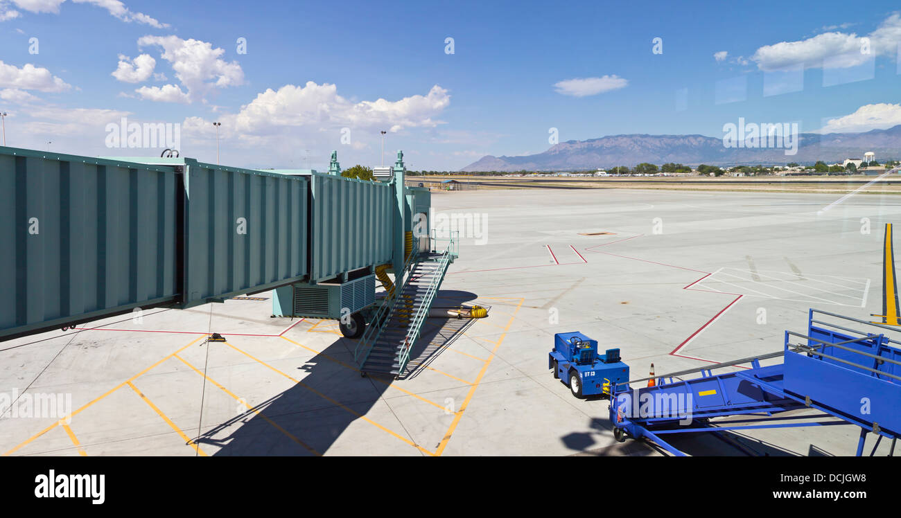 Albuquerque New Mexico airport terminal and runway Stock Photo - Alamy