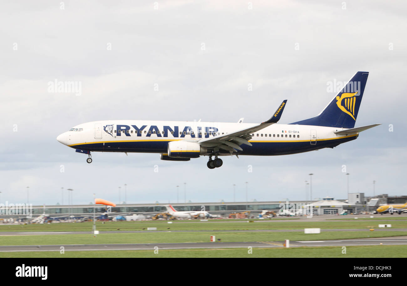 Ryanair flight landing at Dublin airport Stock Photo - Alamy