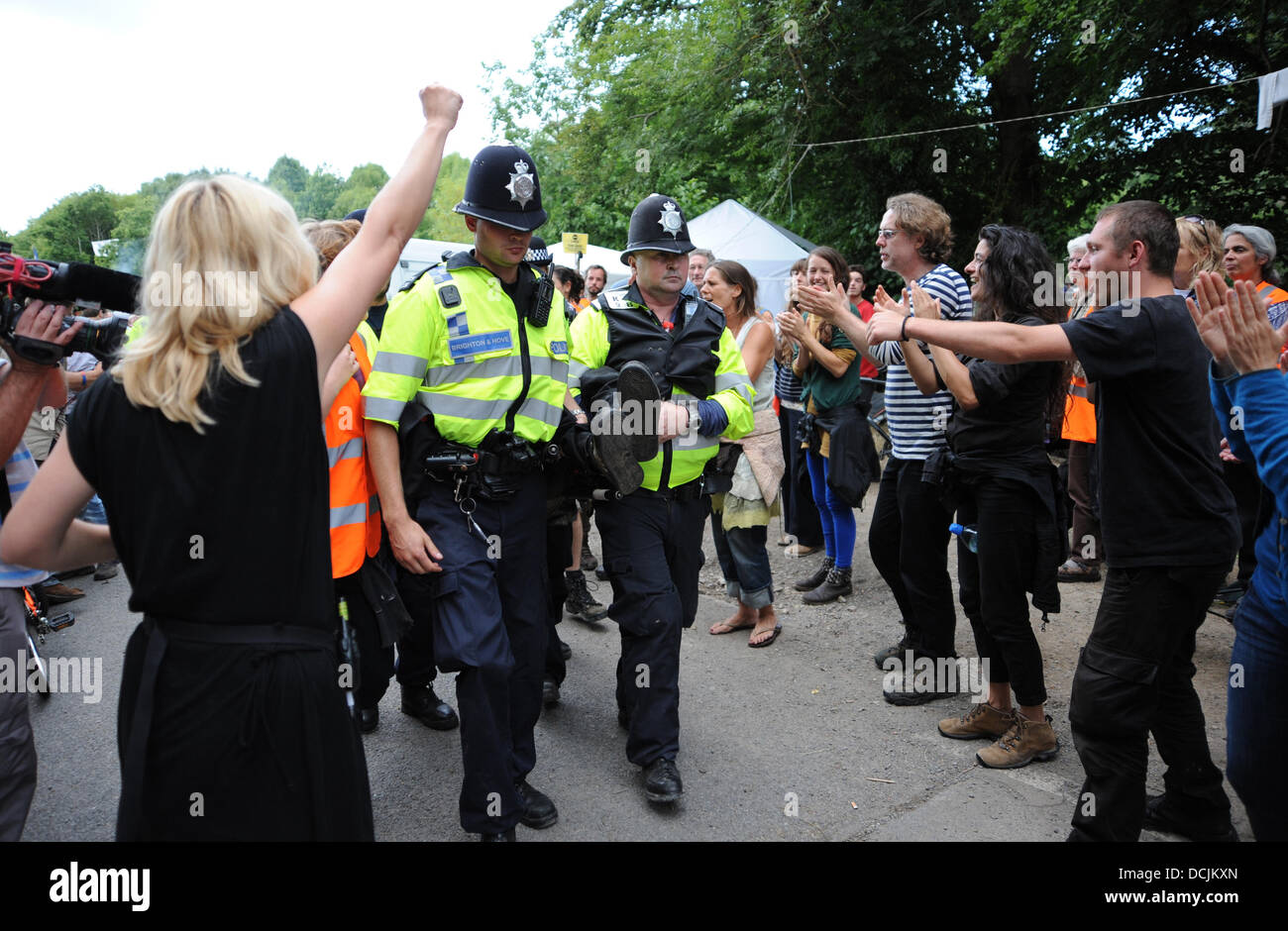 Police carry demonstrators away hi-res stock photography and images - Alamy
