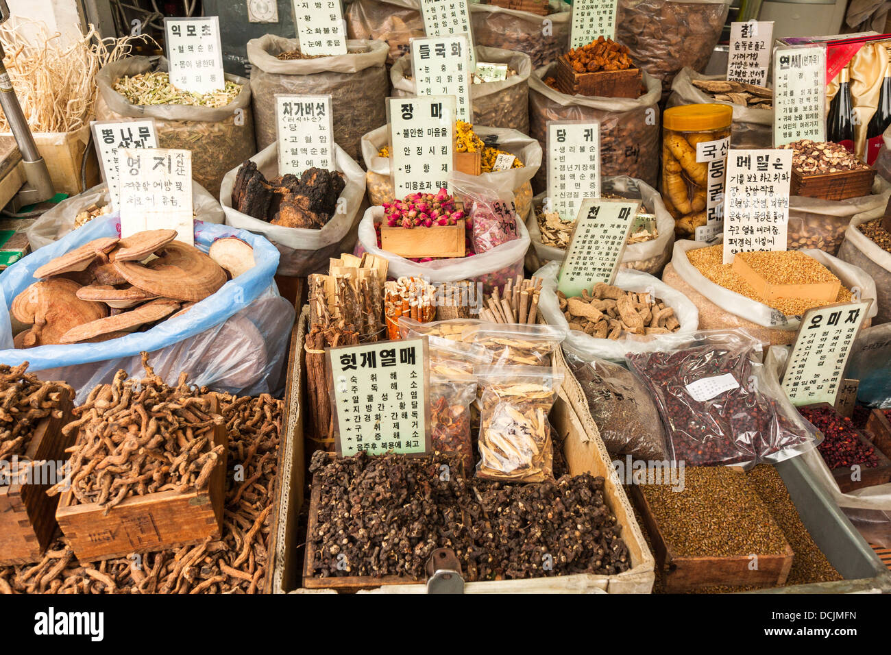 Traditional Chinese herbal medicine for sale in Seoul marketplace Stock ...
