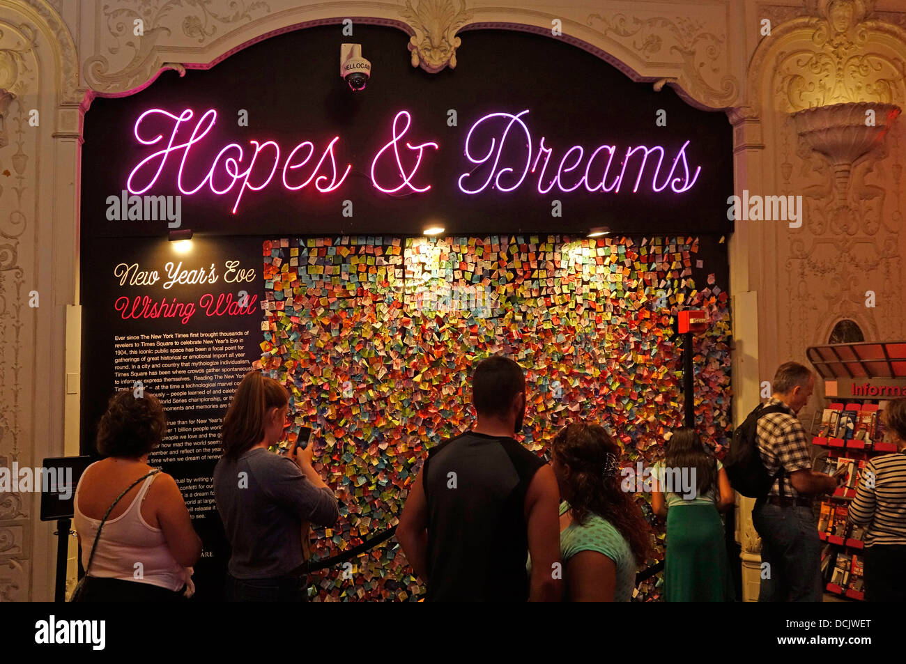 Times square wishing wall hi-res stock photography and images - Alamy