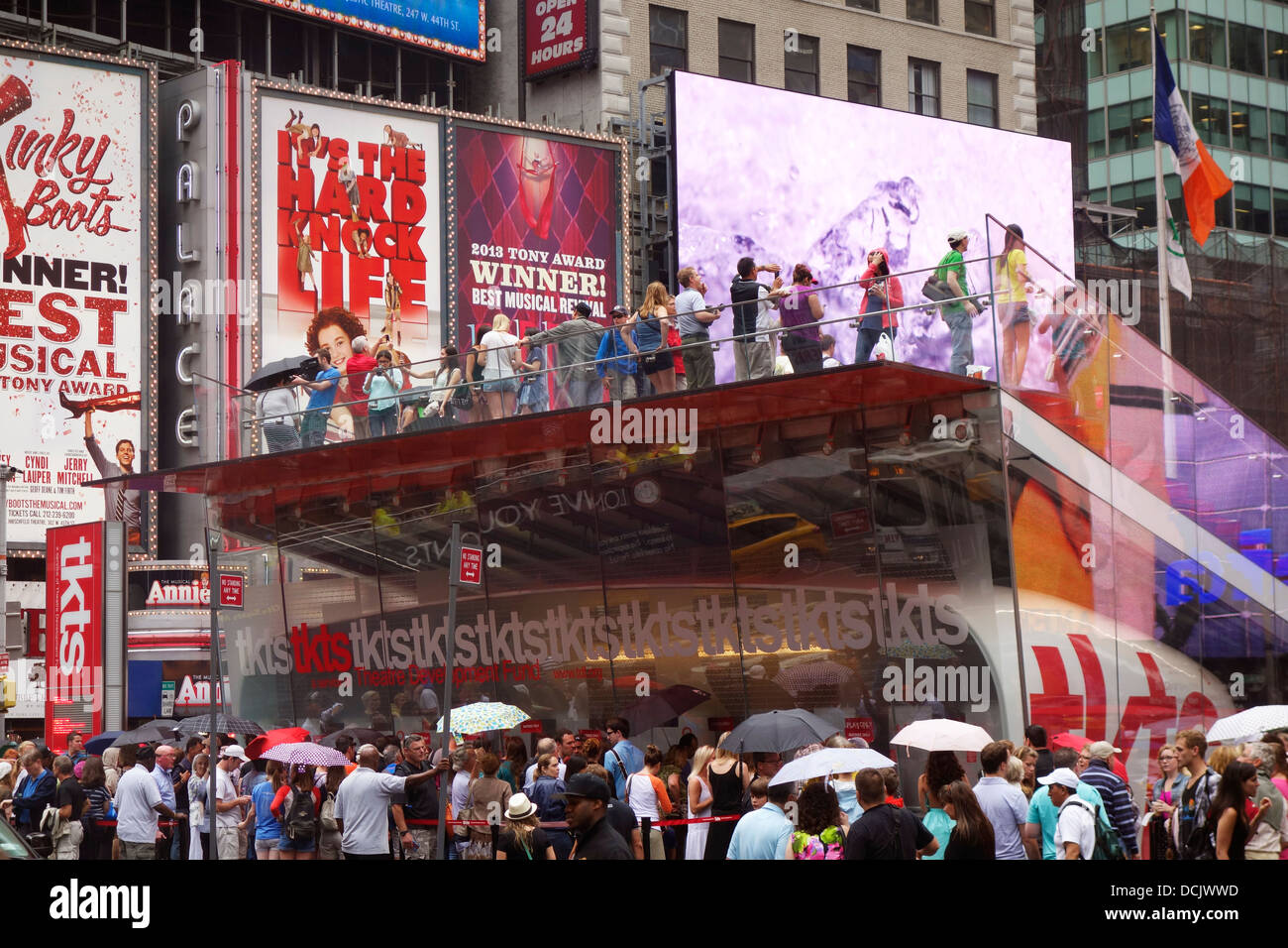 Tkts booth in times square NYC Stock Photo - Alamy