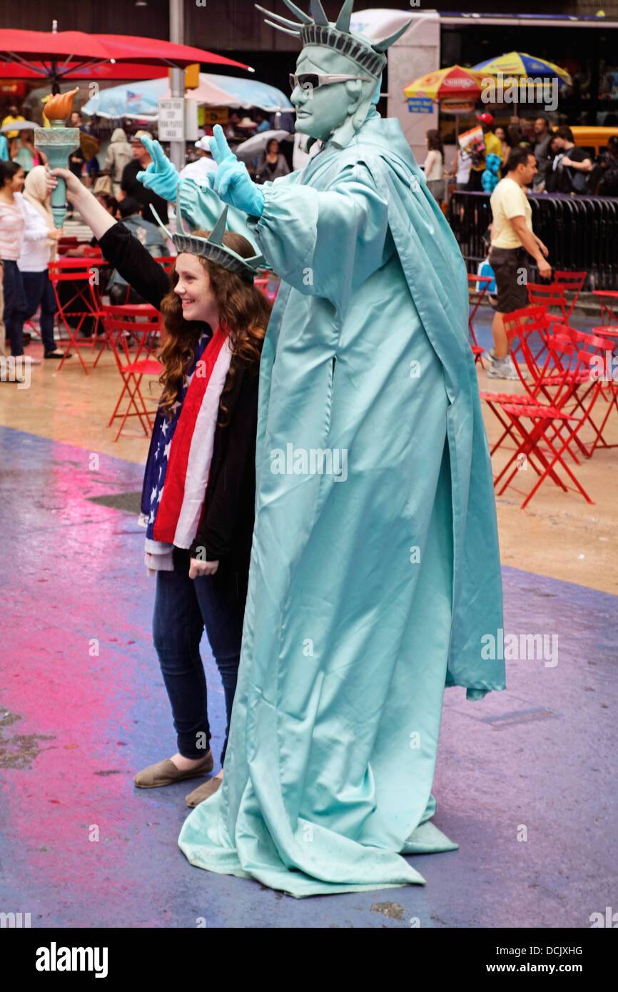Actors dressed as Statue of Liberty Stock Photo - Alamy